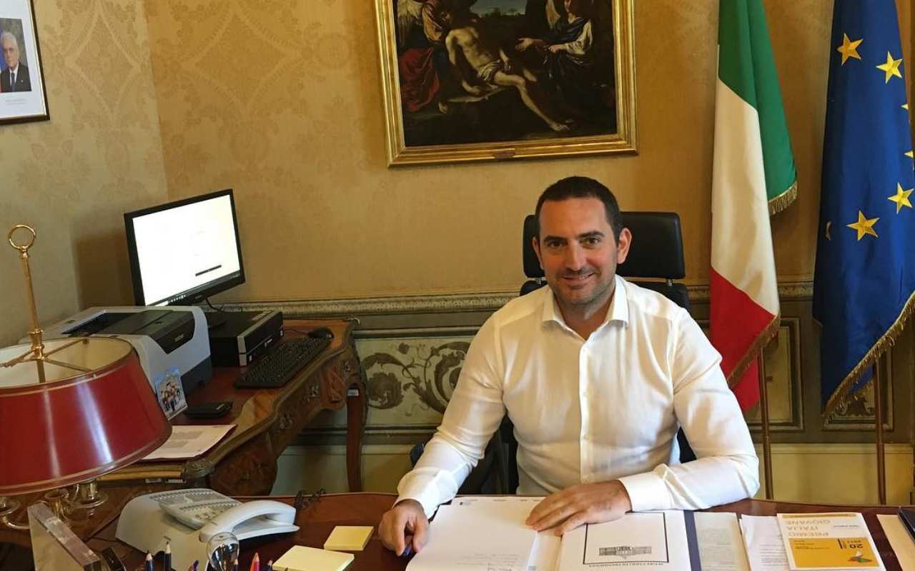 Serie A, tornano i tifosi negli stadi: l'annuncio del ministro Spadafora