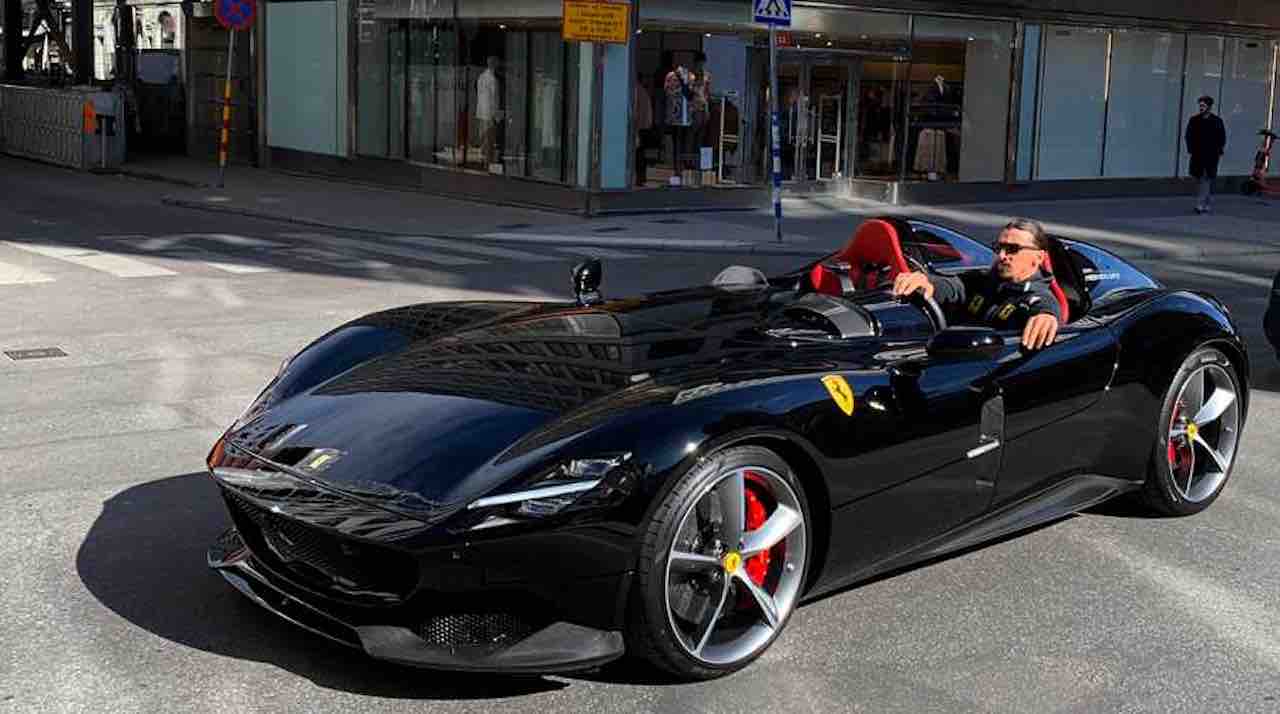 Ibrahimovic e la Ferrari Monza SP2 guidata illegalmente | FOTO