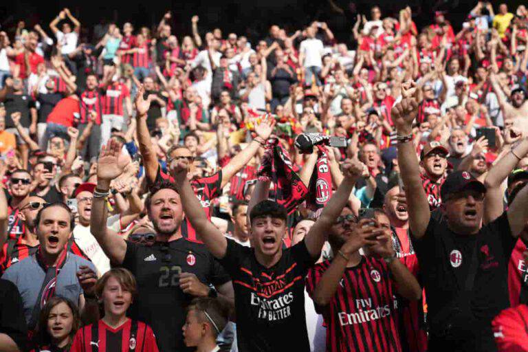 Maxischermo per Sassuolo-Milan: nella piazza coperta più grande d'Europa