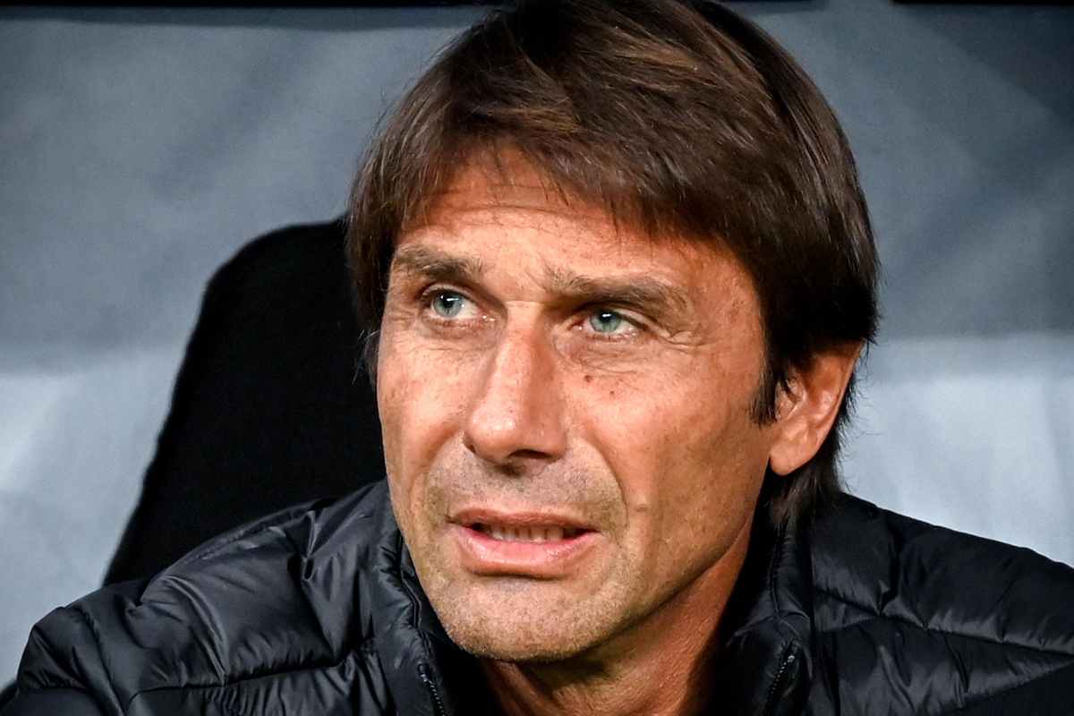 Antonio Conte in tribuna: tifosi del Milan spiazzati Antonio Conte in tribuna: tifosi del Milan spiazzati